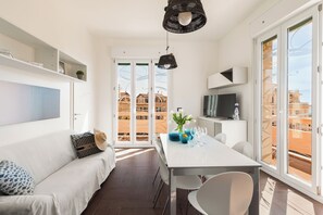 Apartamento Deluxe, 3 quartos, varanda, vista para o mar | Sala de estar | TV de ecrã plano, leitor de DVD 