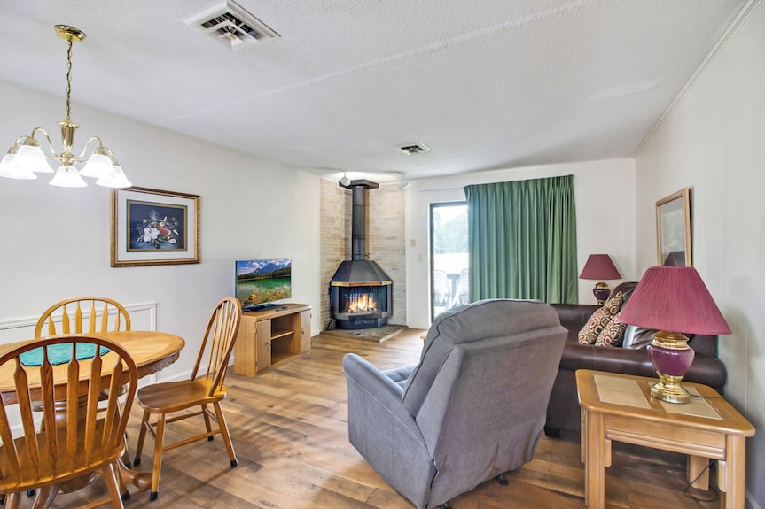 Lake Tansi 2br Sleeps 8, Living Room, Kitchen - cumberland trail, Pikeville