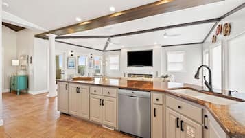 Casa, várias camas (Dolphin Overlook) | Cozinha privada | Um forno, uma torradeira