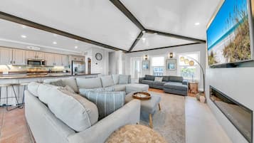 Casa, várias camas (Dolphin Overlook) | Sala de estar | Televisor