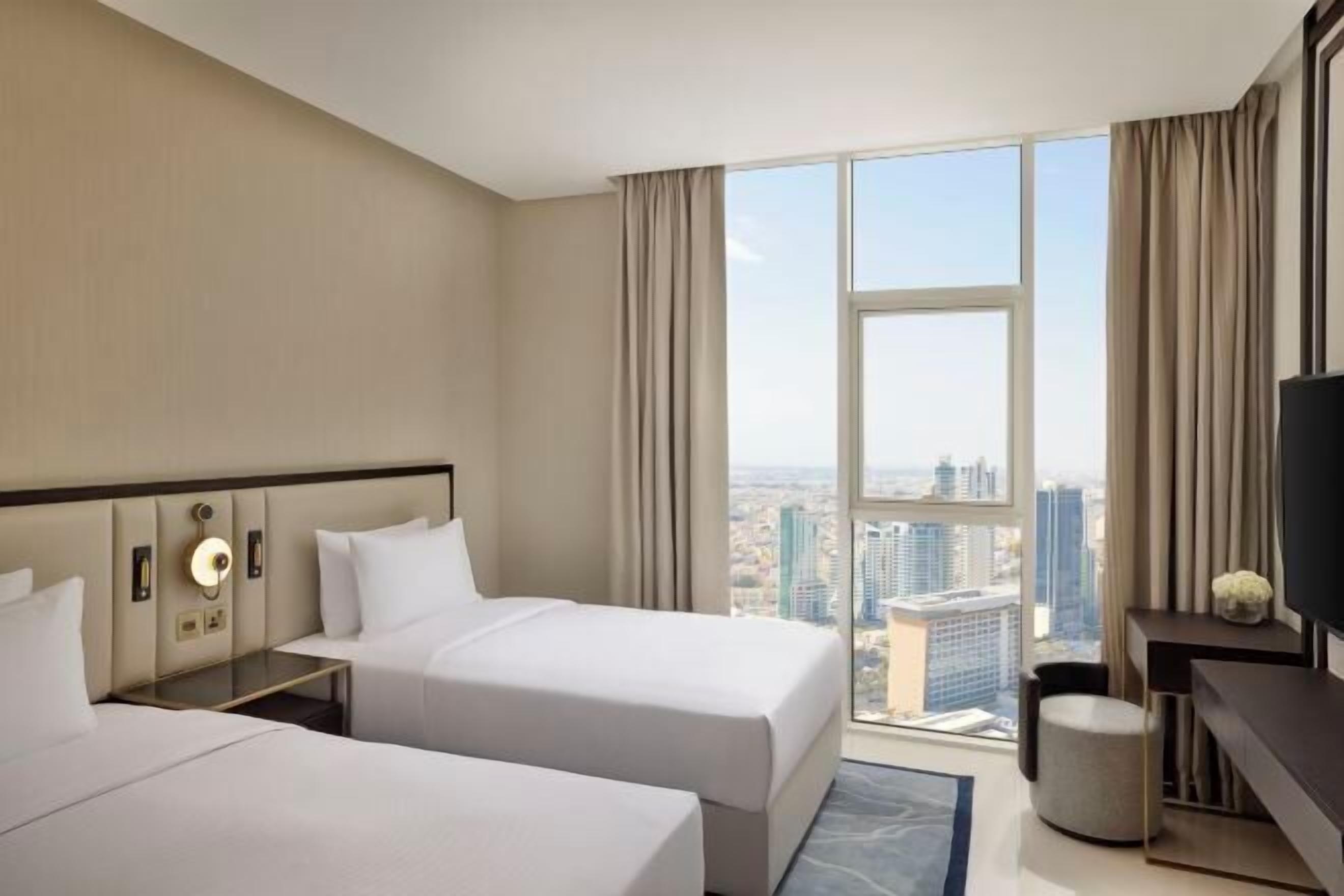 Roupa hipoalergénica, edredões de penas, cofre no quarto, secretária 