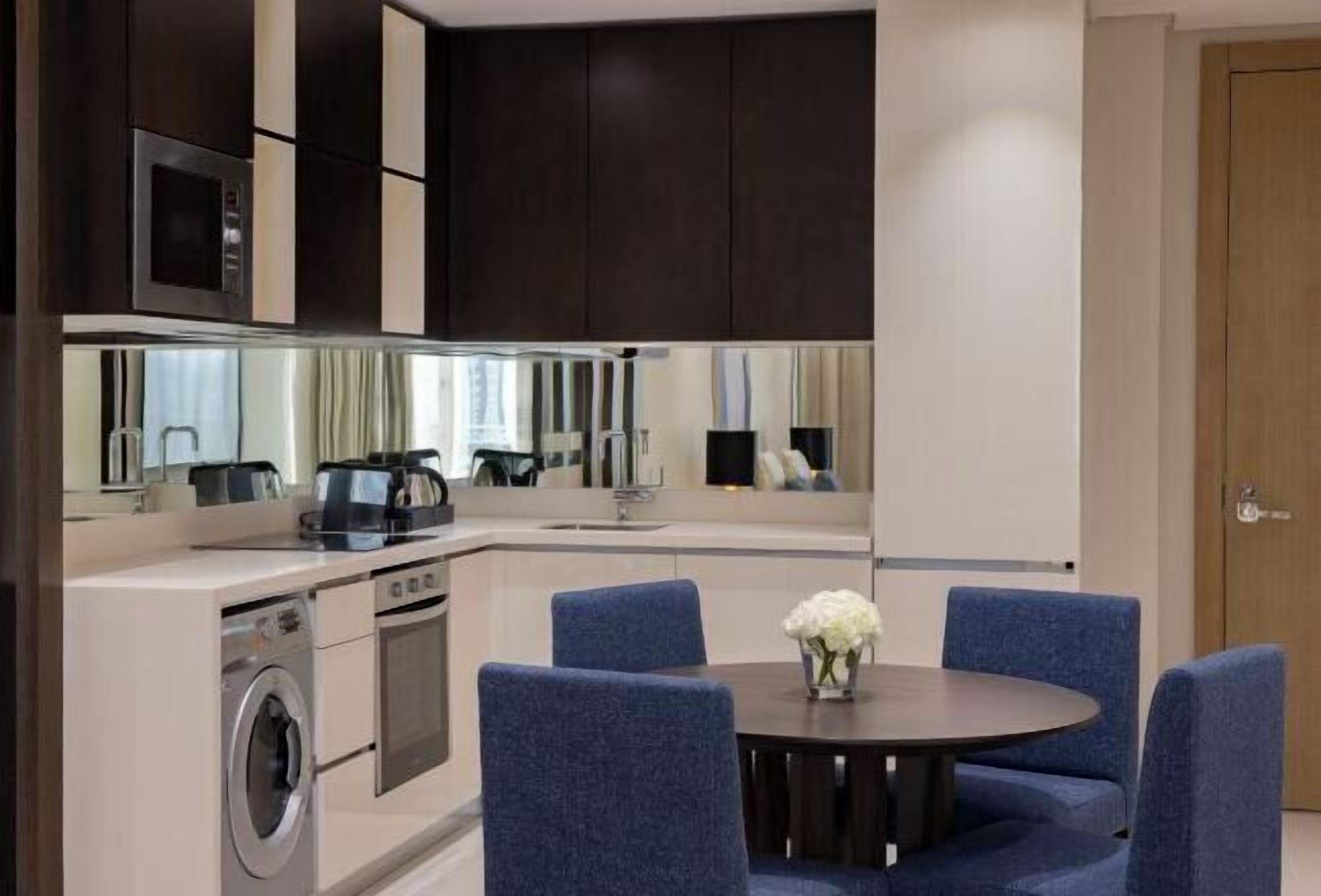 Uma máquina de café expresso, uma cafeteira/bule, uma chaleira elétrica 