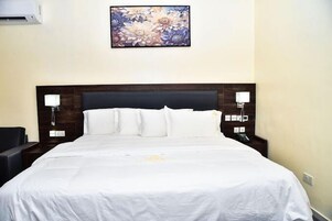 Quarto Comfort, varanda, Vista para a cidade | Secretária, secretária adequada para computadores portáteis 