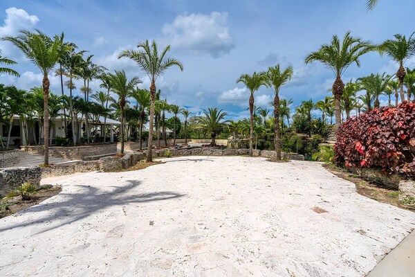 Farmhouse Oasis Retreat In Homestead - Homestead, FL