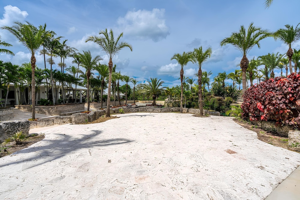 Farmhouse Oasis Retreat In Homestead - Homestead, FL