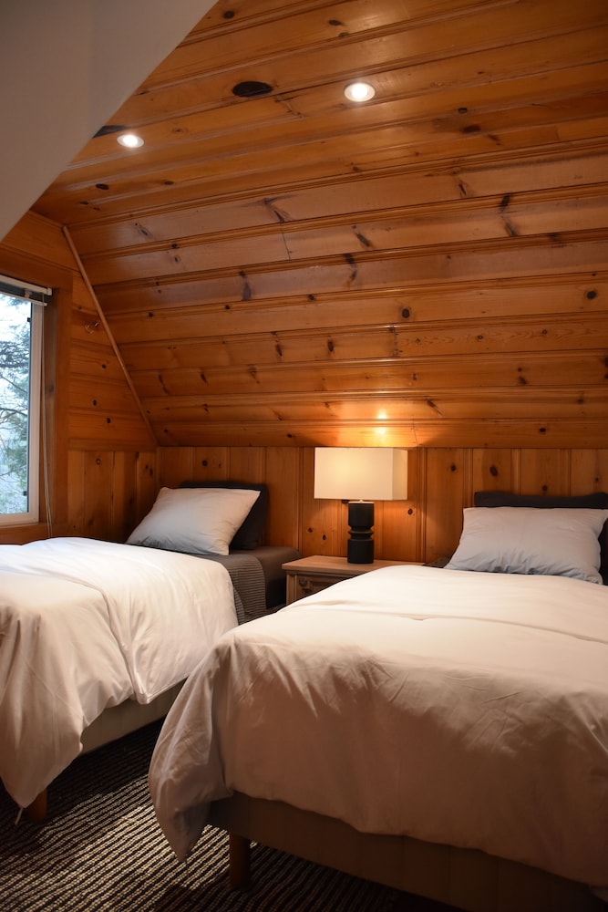 Cozy 2-bedroom Cabin In Charming Lake Arrowhead With Full Kitchen And Wifi - Lake Arrowhead, CA