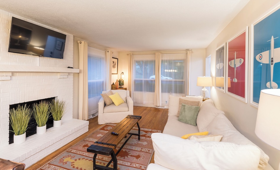 Charming 4-bedroom, Family-friendly Home In Excelsior. Walkable To Everything. - Eden Prairie, MN