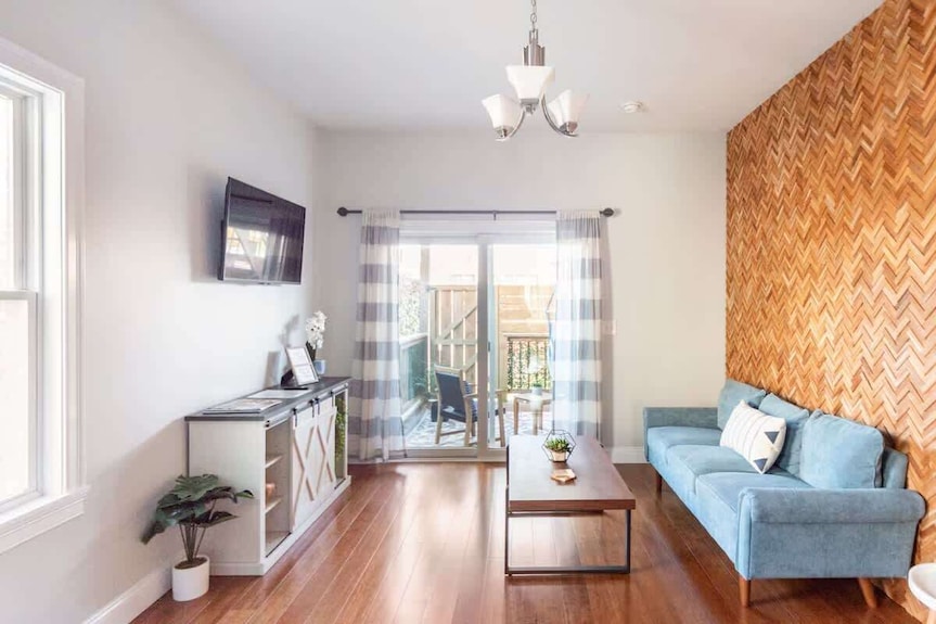 Jennifer's Modern Federal Hill Apt W/private Deck - 워릭