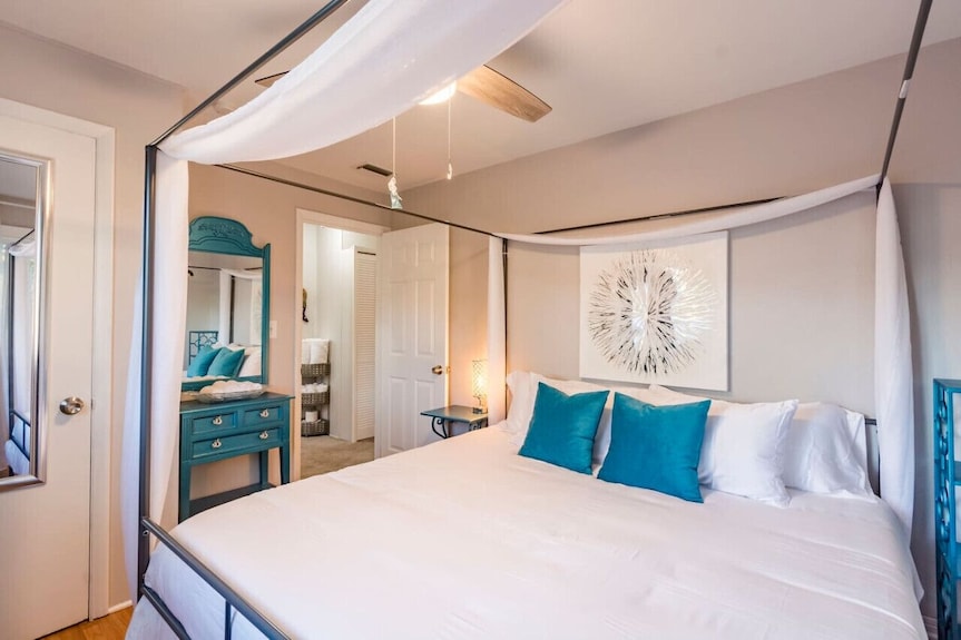 Plush K&q Beds W/ Hot Tub Near St Pete & Beaches - Florida