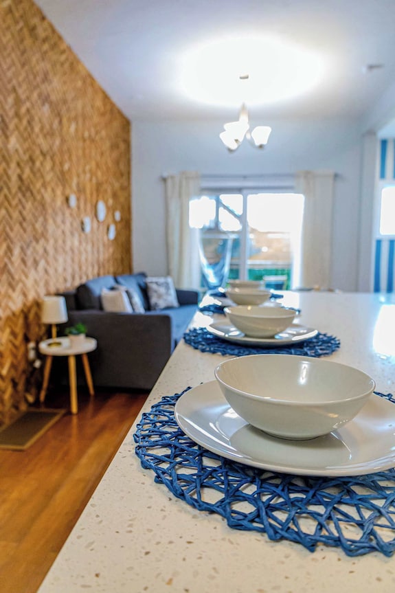 Jennifers Stylish Apt Private Deck Backyard Oasis - Rhode Island