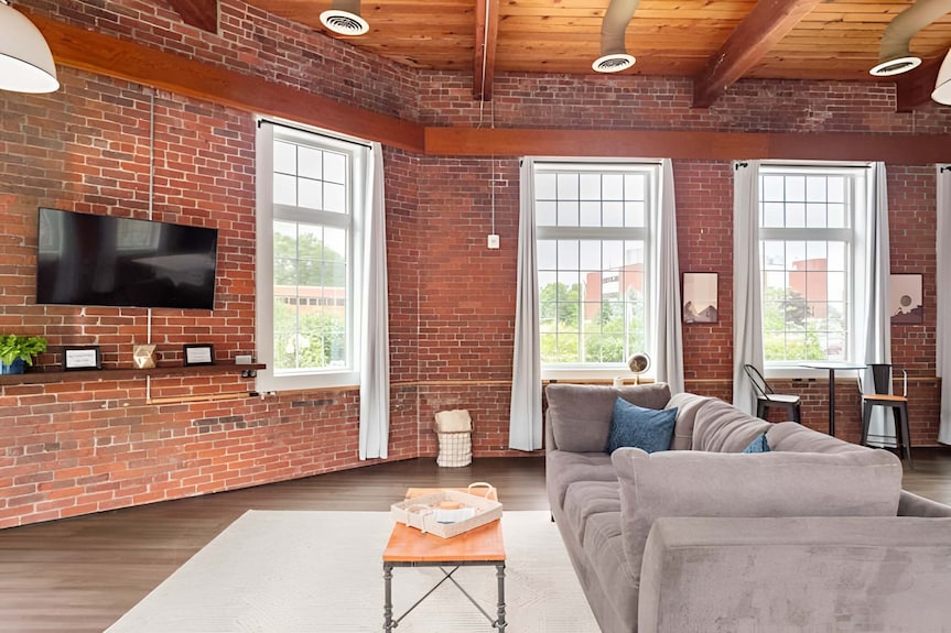 Jennifers Historic Riverfront Loft | City Views - Providence, RI