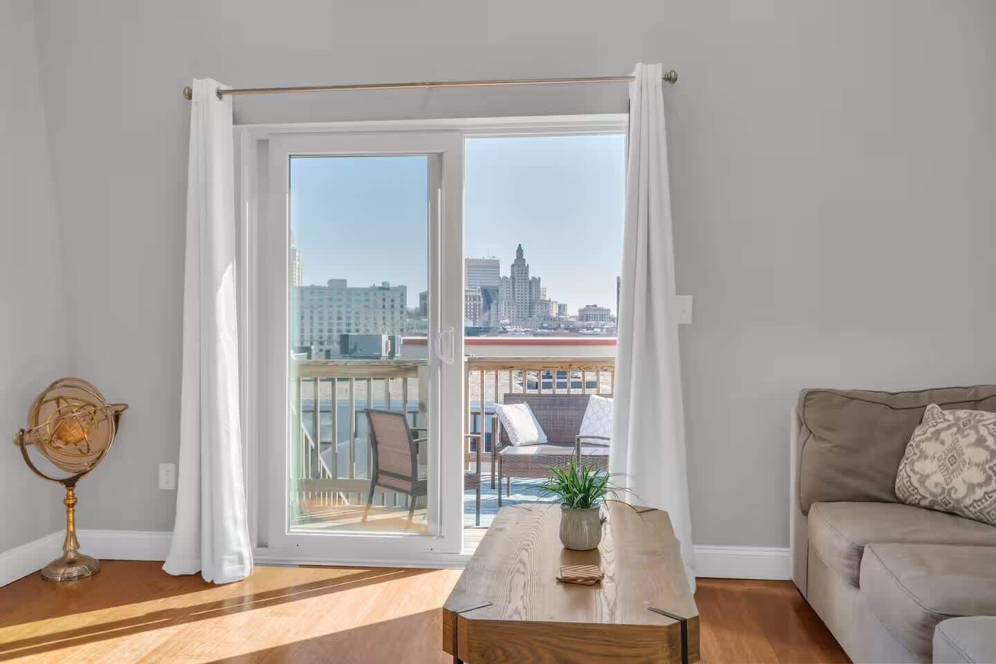 Jennifers Penthouse Panoramic City Views W/ Deck - Providence, RI
