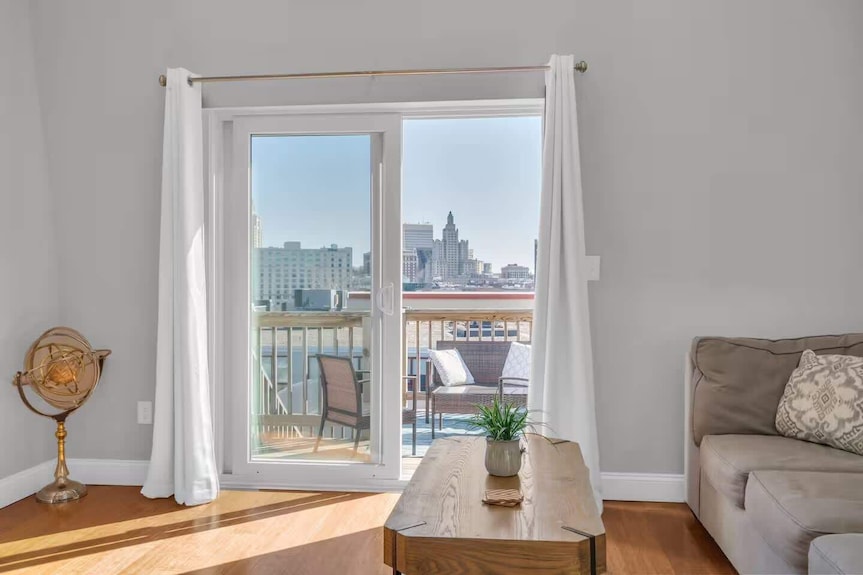 Jennifers Penthouse Panoramic City Views W/ Deck - Providence, RI