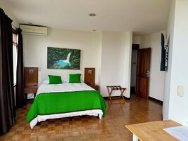 Quarto standard | Cofres nos quartos, escrivaninha, espaço de trabalho para notebook