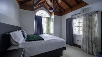 Quarto Duplo Comfort | Secretária adequada para computadores portáteis