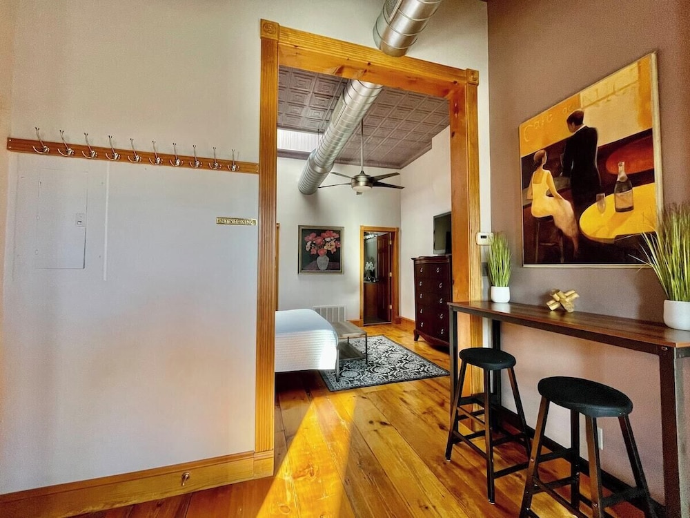 Studio Loft Above Main Street Cedar Falls! Free Downtown Parking! - Cedar Falls, IA