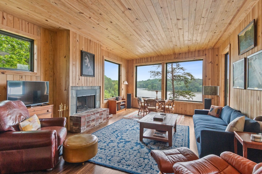 Lakefront Cabin Spring Getaway - Elevated Design And Breathtaking Views - Alabama