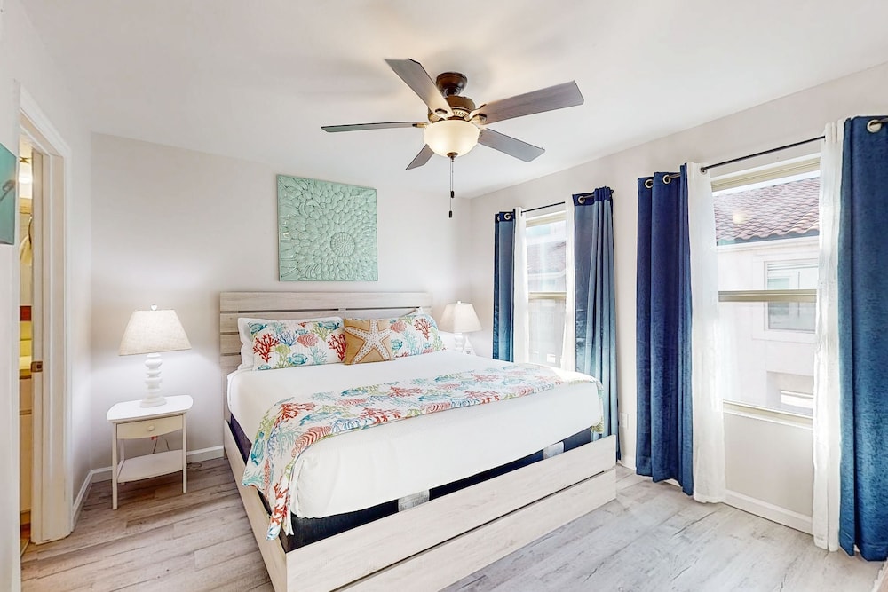 Coastal Condo With Shared Pool & Great Views - Great Location - Rockport, TX