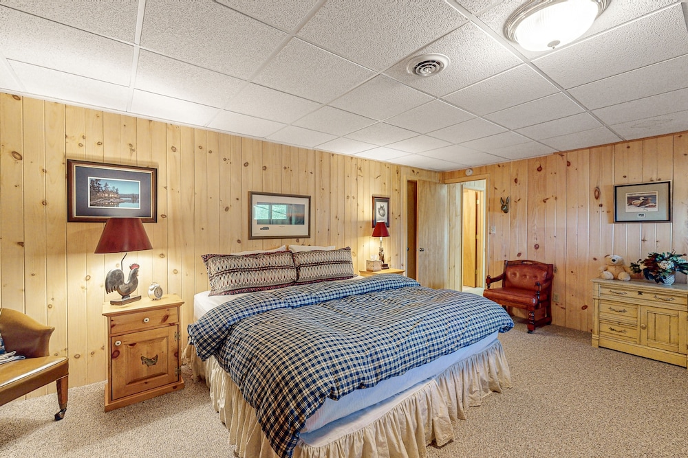Lakefront Home With Large Patio, Fire Pit, & A Provided Kayak - Presque Isle, WI