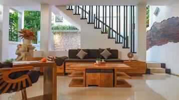 Villa Signature | Sala de estar | Netflix, serviços de streaming, impressoras