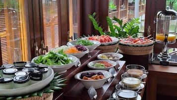 Serviço de café da manhã, culinária asiática, vistas para a piscina
