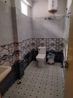 Um banheiro com vaso sanitário, bidê e banheira.