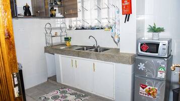 Apartamento Deluxe, Vista para a cidade | Cozinha privada | Um frigorífico, um micro-ondas, utensílios de cozinha
