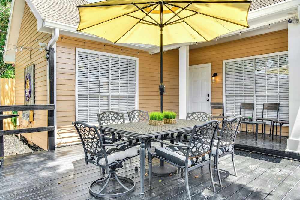 Colorful Baton Rouge Home: Deck, Grill & Fire Pit - Baton Rouge, LA