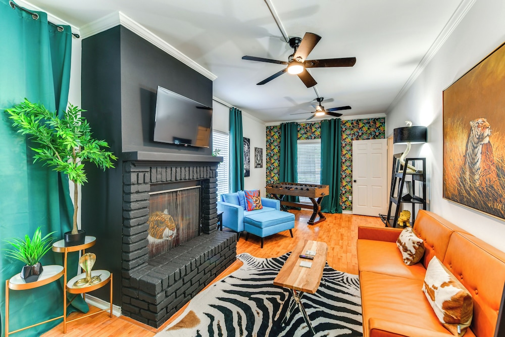 Colorful Baton Rouge Home: Deck, Grill & Fire Pit - Baton Rouge, LA