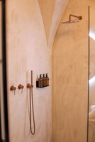 Chuveiro, produtos de toalete grátis, secador de cabelo, chinelos