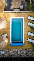 Piscina externa, funciona das 9h às 22h, guarda-sóis, espreguiçadeiras