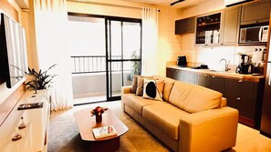 Apartamento, 2 quartos, vista para a cidade | Sala de estar