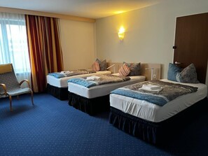 Quarto triplo básico, banheiro privativo (Dreibettzimmer ) | 1 quarto, Wi-Fi de cortesia