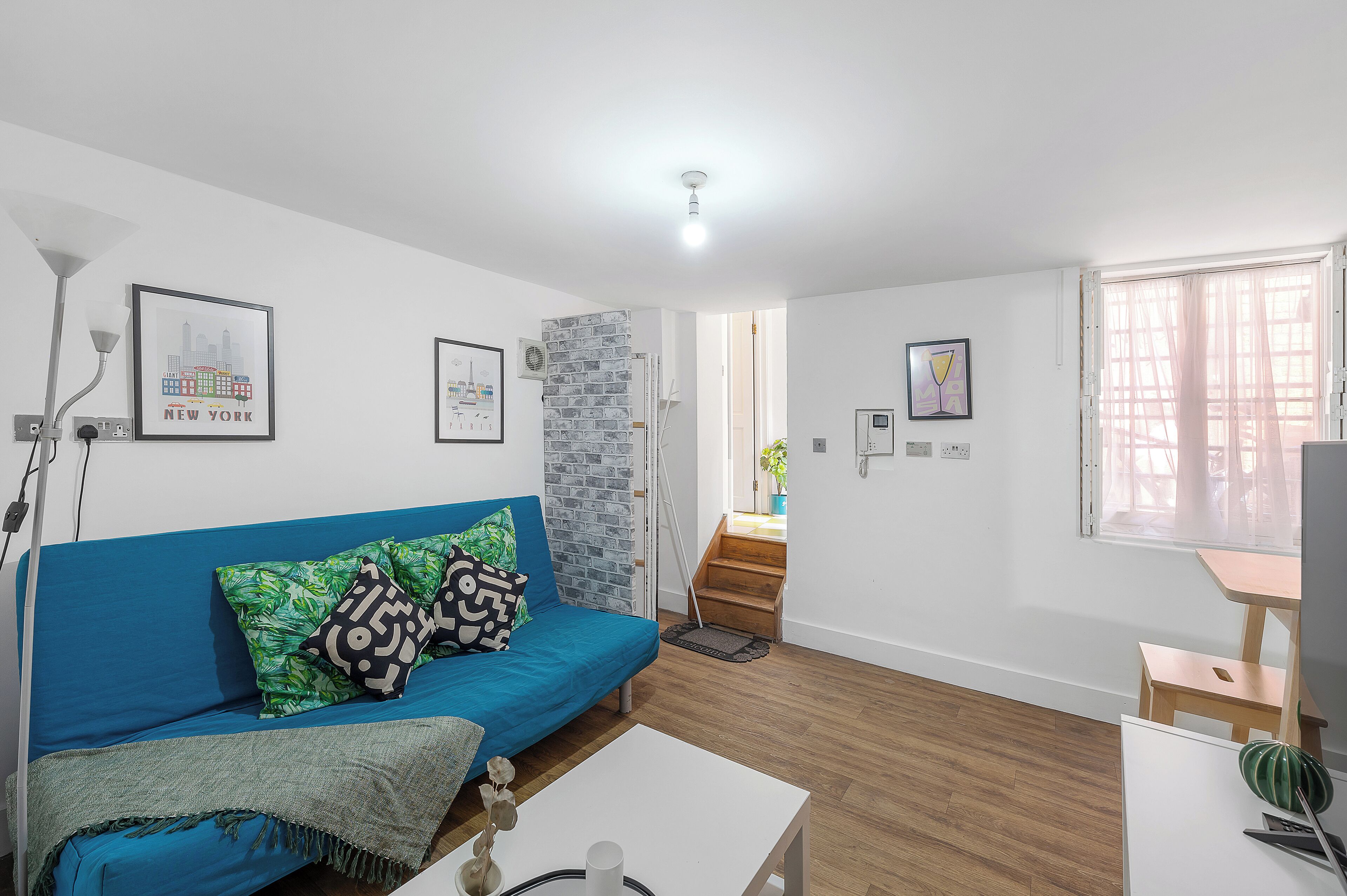 20 Min From London Centre| 2 Bedrooms W/ Ensuite Baths, Kitchen & Living Room. - Whitehall