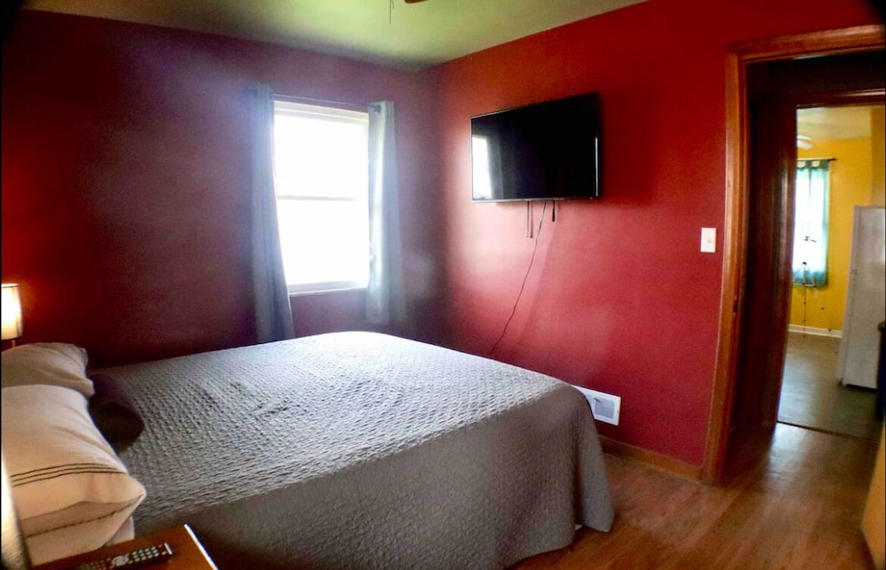 Charming 3 Bedroom House In Toledo Close To Downtown And Highway - Toledo, OH