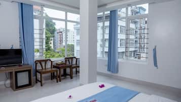 Quarto casal clássico, vista para a cidade | Escrivaninha, espaço de trabalho para notebook, cortinas blackout