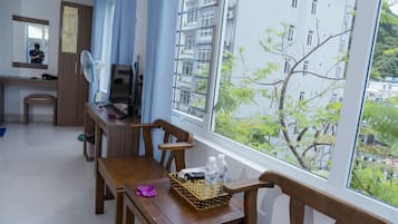 Quarto luxo, vista para a montanha | Área de estar | TV