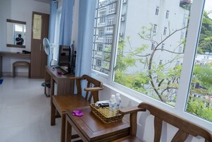 Quarto Deluxe, vista para a montanha | Sala de estar | Televisor