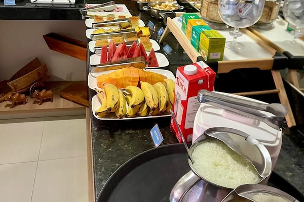 Café da manhã com buffet grátis todos os dias