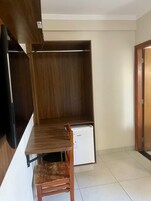 Escrivaninha, espaço de trabalho para notebook, Wi-Fi de cortesia