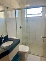 Um polibã, toalhas fornecidas, sabão, papel higiénico 