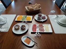 Café da manhã com pratos da culinária local grátis todos os dias