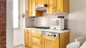 Apartamento (1 Bedroom) | Cozinha privada | Micro-ondas, fogão, cadeirão de bebê