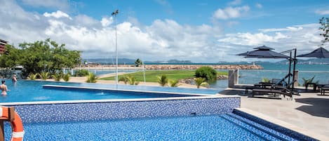 Piscina exterior, guarda-sóis, espreguiçadeiras