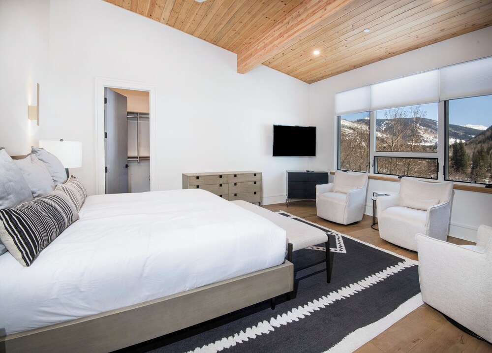 New Vail Chalet. 5 BR, 5 Bath. Spectacular views Easy access to free ...
