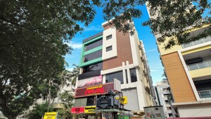 Um edifício de vários andares com uma placa indicando 'Beestay Hotels'.