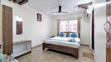 Quarto Deluxe, Vista para a cidade | 1 quarto, secretária, cortinas/cortinados opacos, Wi-fi grátis