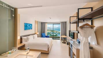Quarto Duplo ou Twin Deluxe, vista parcial para o mar | Roupa de alta qualidade, camas de colchão Select Comfort, minibar