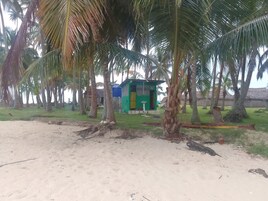 Cabana de Madeira Básica, várias camas, varanda, vista para o mar | Casa de banho | Um polibã e uma banheira separados, papel higiénico 