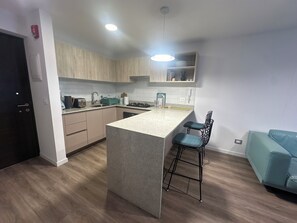 Apartamento Empresarial, varanda | Cozinha privada | Um frigorífico/congelador grande, um micro-ondas, um forno 